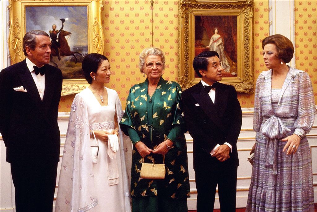 Keizer Japan toont cadeaus van Oranjes - Vorsten