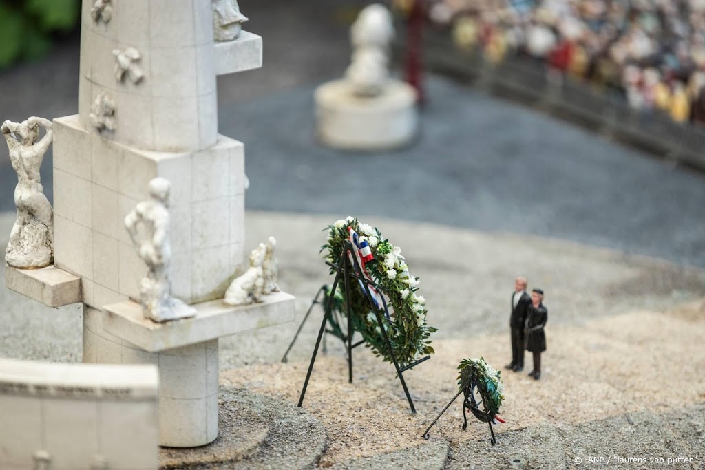 Dodenherdenking op de Dam alleen met koningspaar en drie anderen - Vorsten