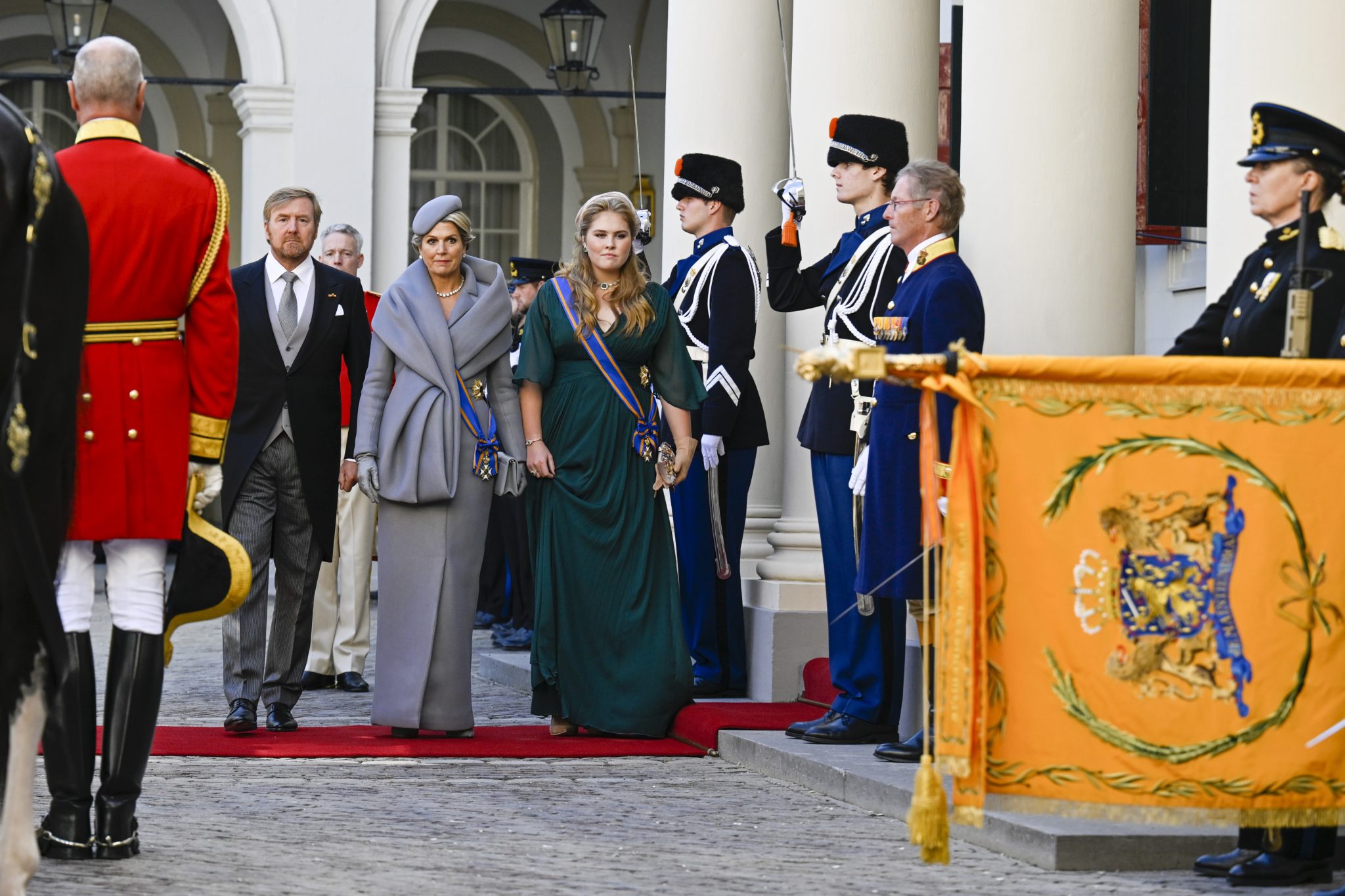 Glazen Koets met koningspaar en prinses Amalia vertrokken - Vorsten